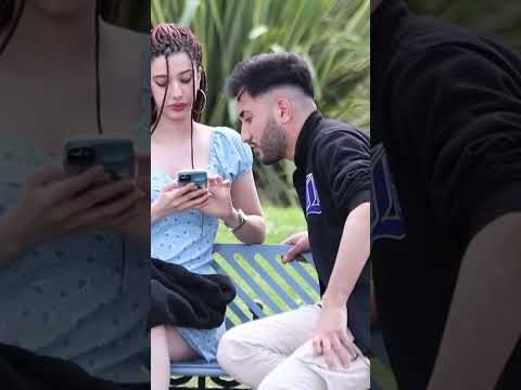 GÜZEL KIZI OMUZDA UYUMA ŞAKASI YAPARAK TAVAMAK