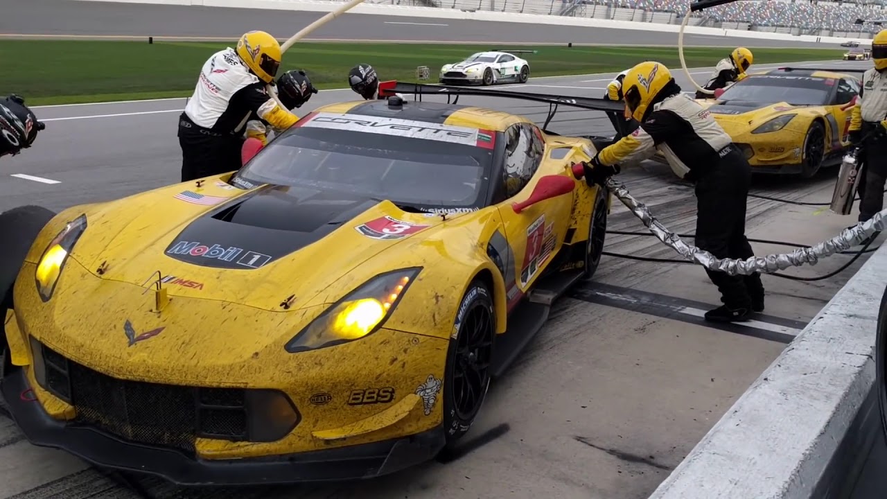 2016 Daytona 24 - GTLM Chevy Corvette C7.R #3 and #4 morning pit stop ...