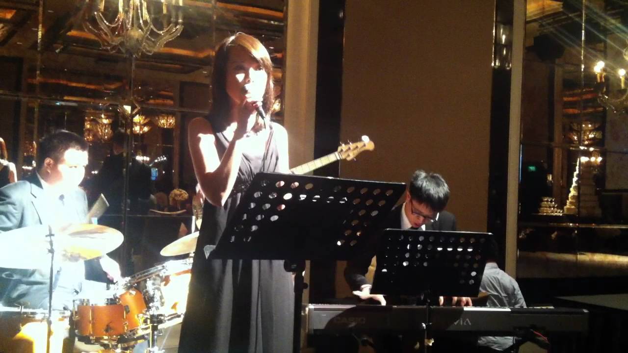 Phoebee Ong - I'M YOURS - WEDDING LIVE MUSIC SINGAPORE - YouTube
