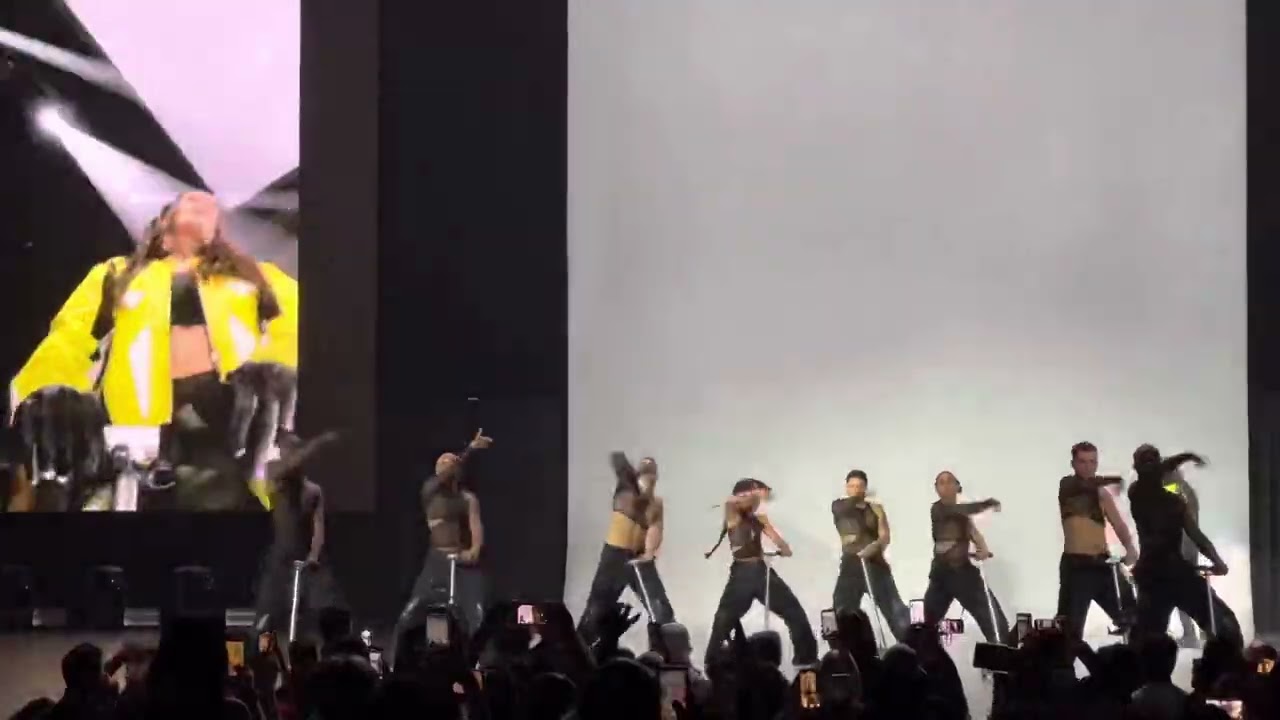 ROSALÍA - CHICKEN TERIYAKI Live from Radio City Music Hall, 2nd Night - MOTOMAMI WORLD TOUR 2022 ...