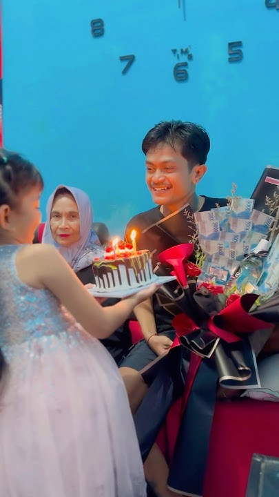 Kejutan kue ulang tahun #short #shorts - YouTube