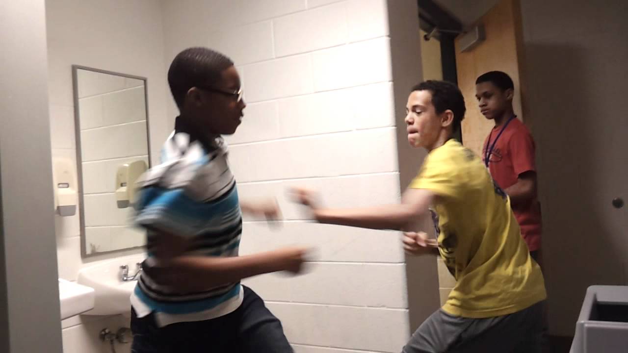 Crazy bathroom fight - YouTube