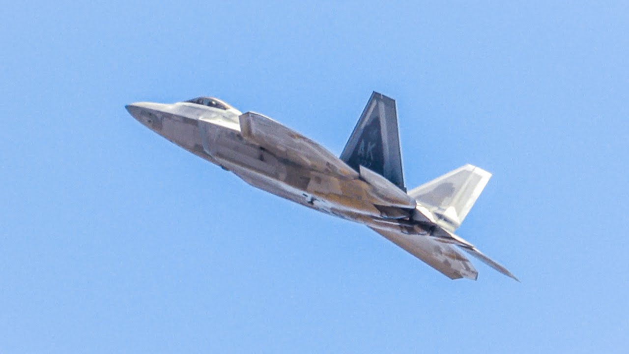 USAF F-22 Raptor Slow Speed Pass - YouTube