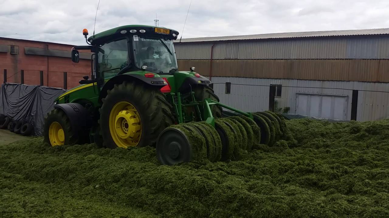 SIlage rolls Agrotipa SilaPress 3,5 m - 5000 kg - with JD 8335 R in ...