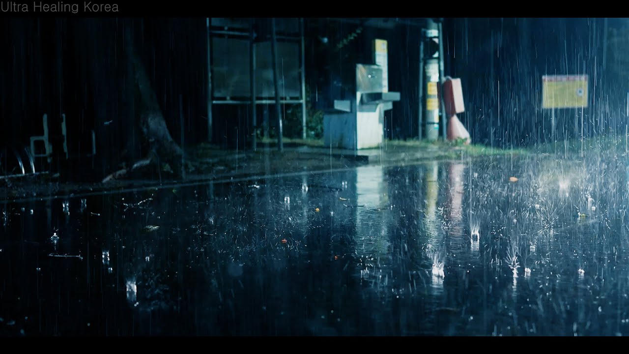 The nostalgic sound of rain falling at night, the sound of rain that ...