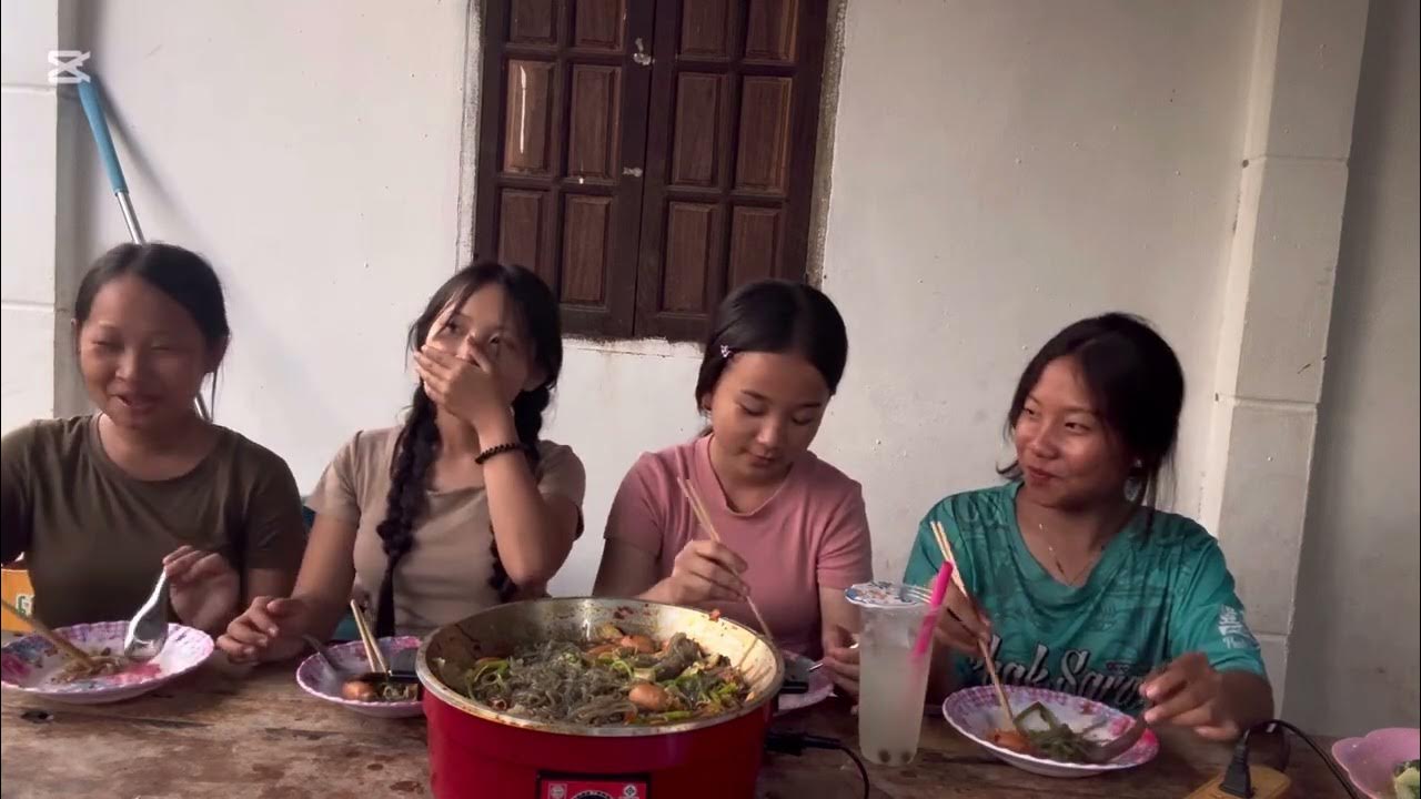 Paj Ntsais Xyooj thiab cov phooj twg - YouTube