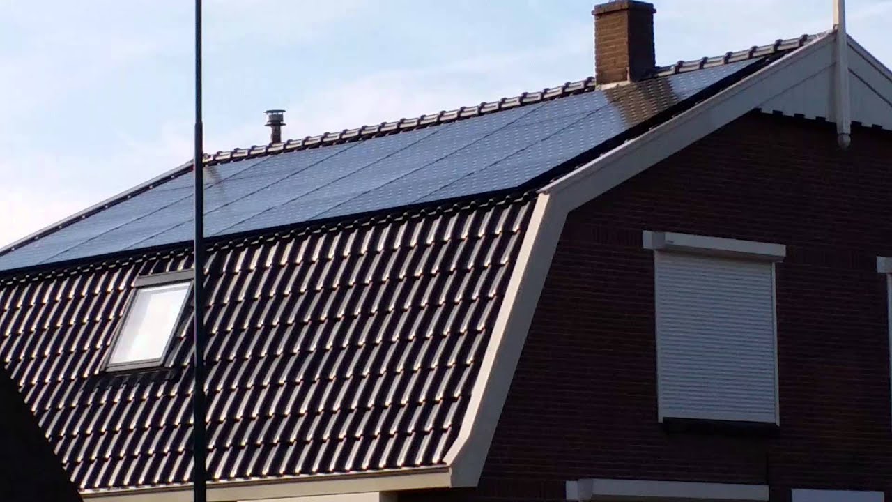 Zonnepanelen op oud mansarde dak - YouTube