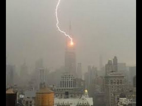 MOMENT EMPIRE State Building STRUCK BY LIGHTNING Boom! - YouTube