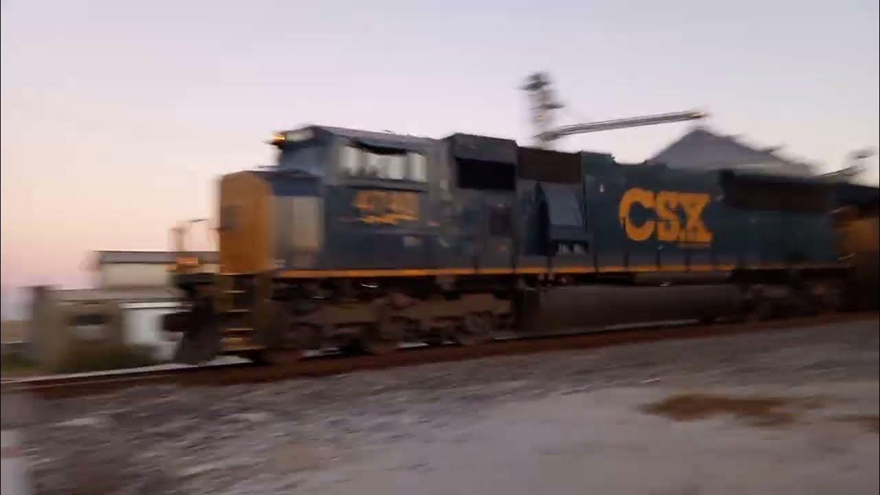 The LOUDEST Nathan K5LA I've ever heard! CSX 4740 EMD SD70Aac leads an intermodel train!! - YouTube
