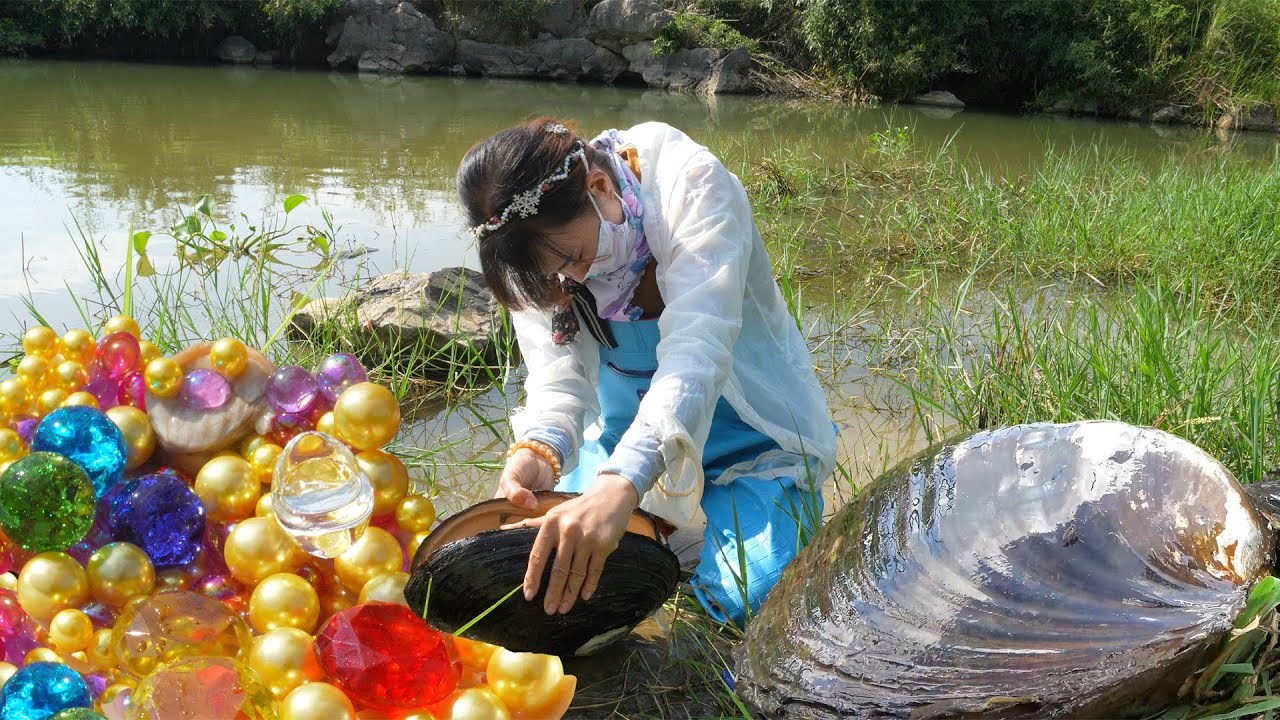 😲🎁 Mystery in the Waters: Girl Cracks Open Monster Clam, Reveals Pearls ...