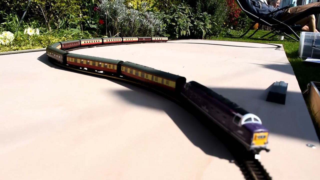 Graham Farish Gordon Highlander 9016 - Garden Running Session - YouTube