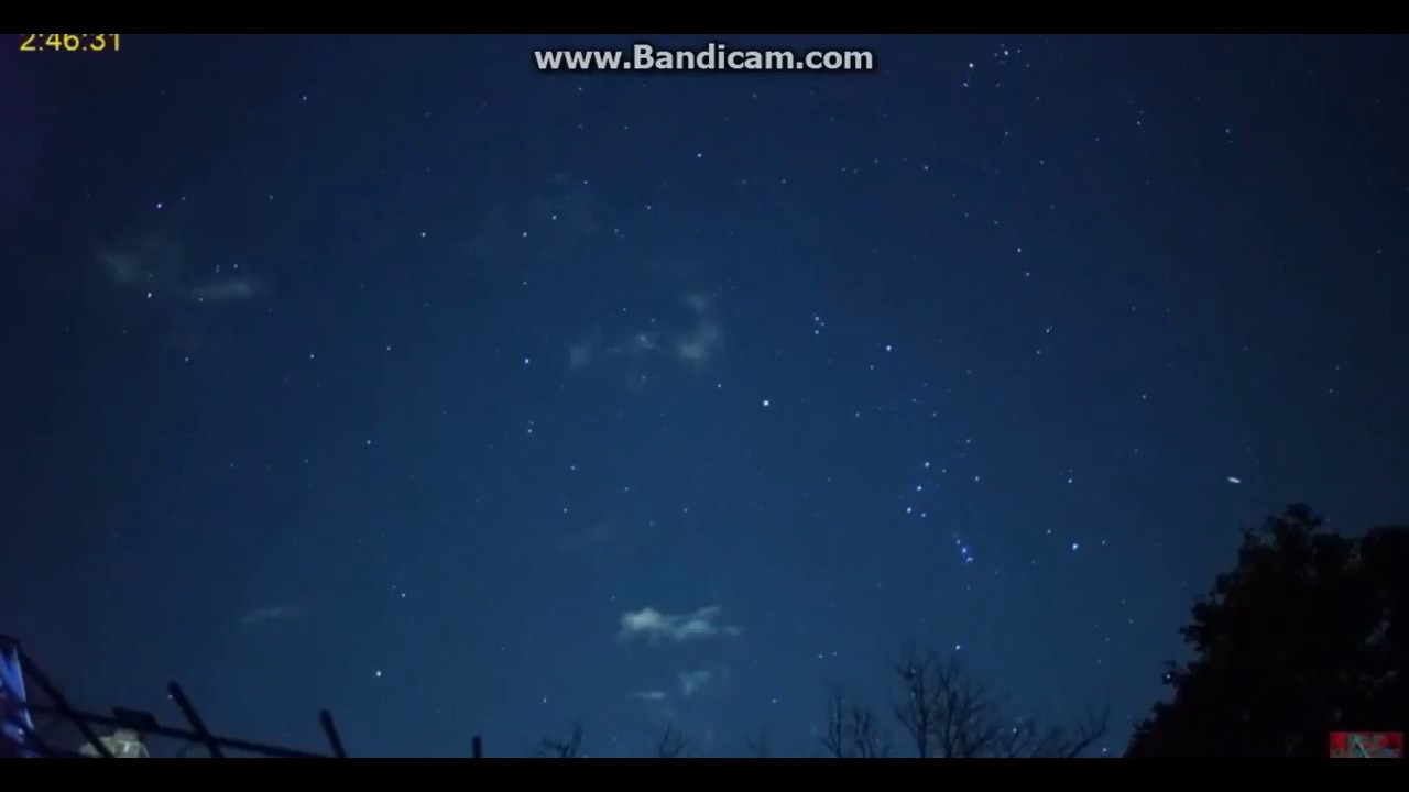this is a beautiful meteor with a green tail - YouTube