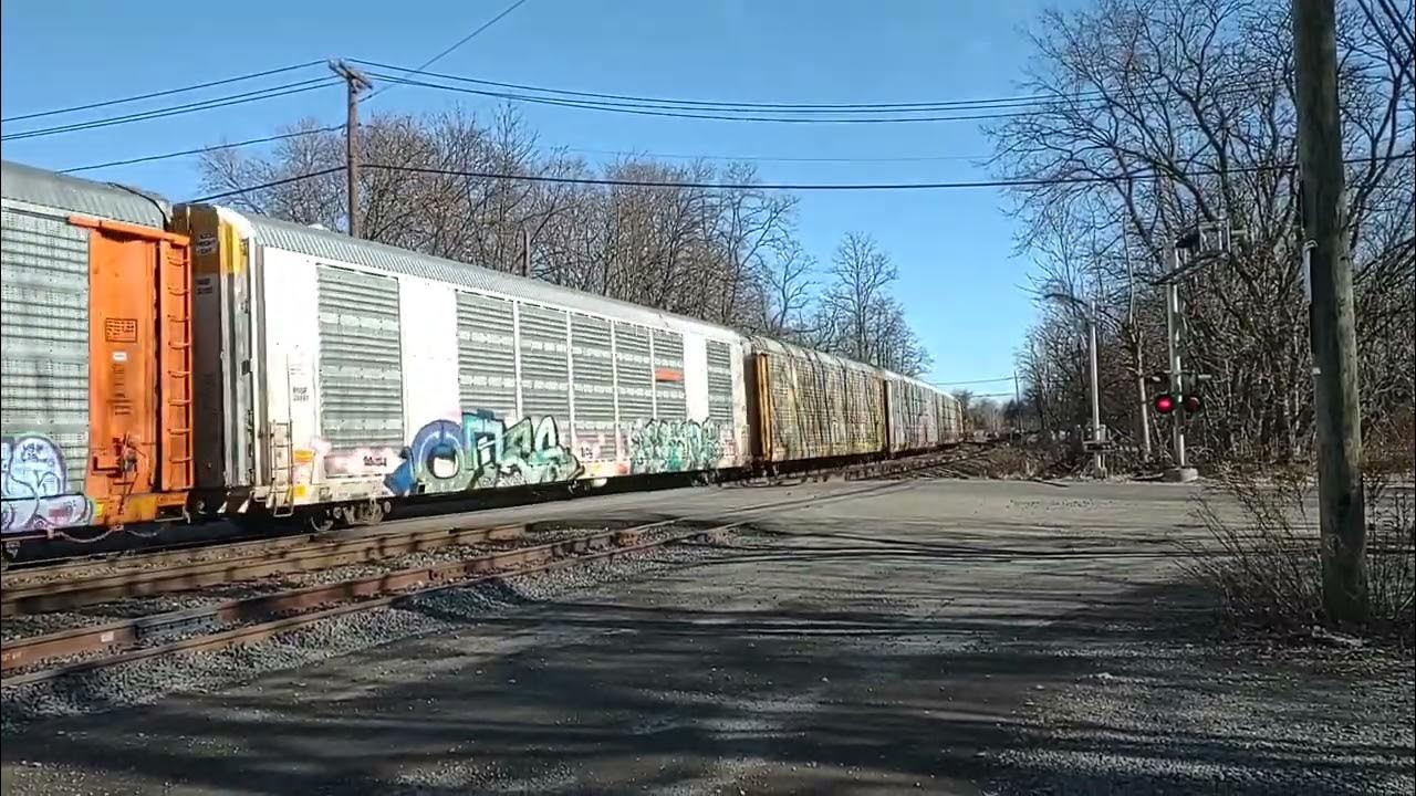 Short NS autorack train through Piscataway New Jersey - YouTube