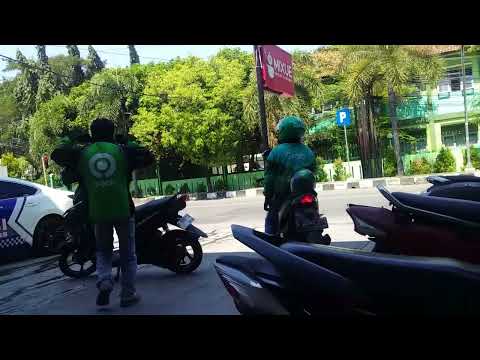 baru ada ojol yg masuk parkir sma...3x cari cuan masa dimintain