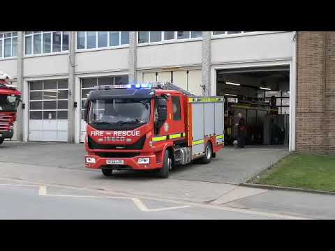 Warwickshire Fire and Rescue Responding Fire Engiene - YouTube