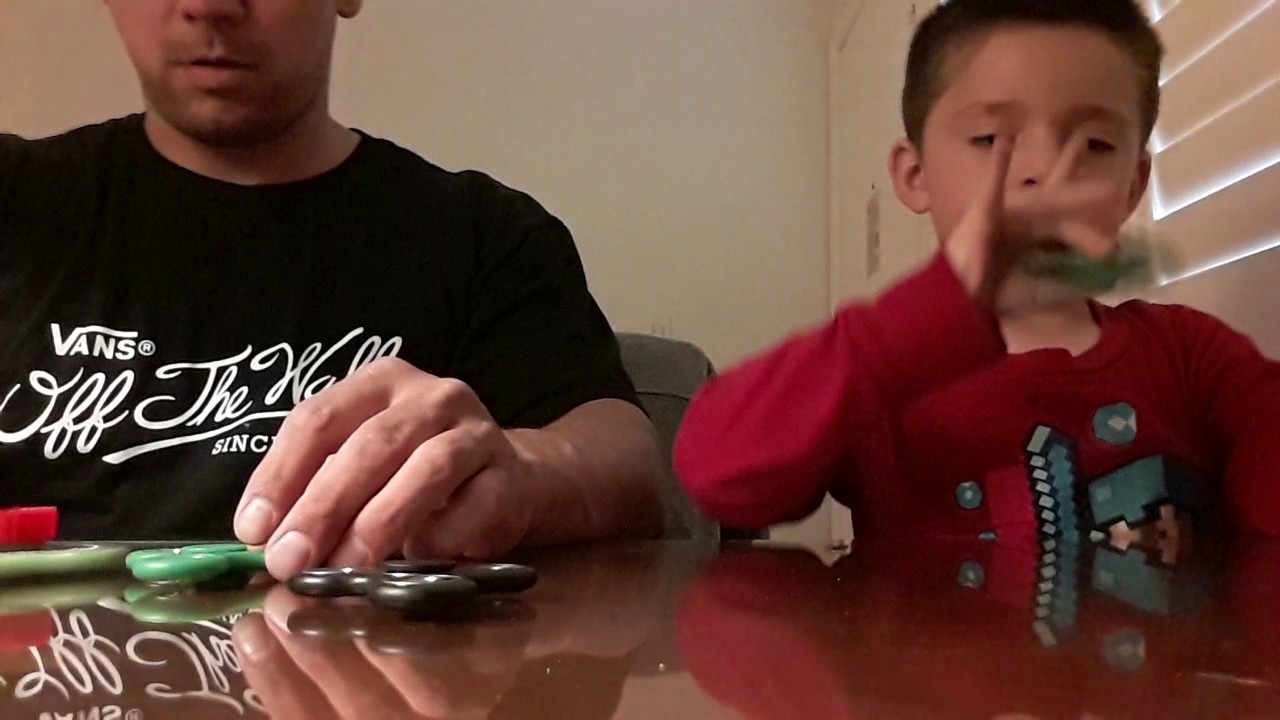 Fidget spinner battle - YouTube