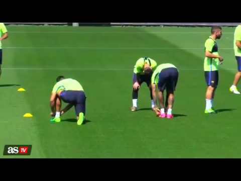 Suárez asks Neymar to imitate Griezmann and Messi laughs