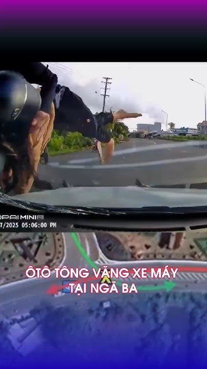 Ôtô khi đến giao lộ va chạm với xe máy khiến hai người phụ nữ và một trẻ em bị tông văng, ngày 7 ...