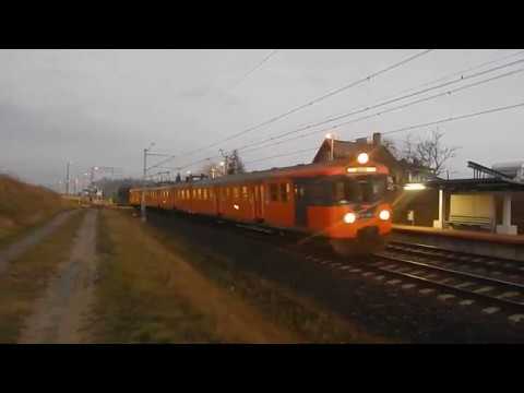 EN57-1383 na przystanku osobowym Żabiny o poranku - YouTube