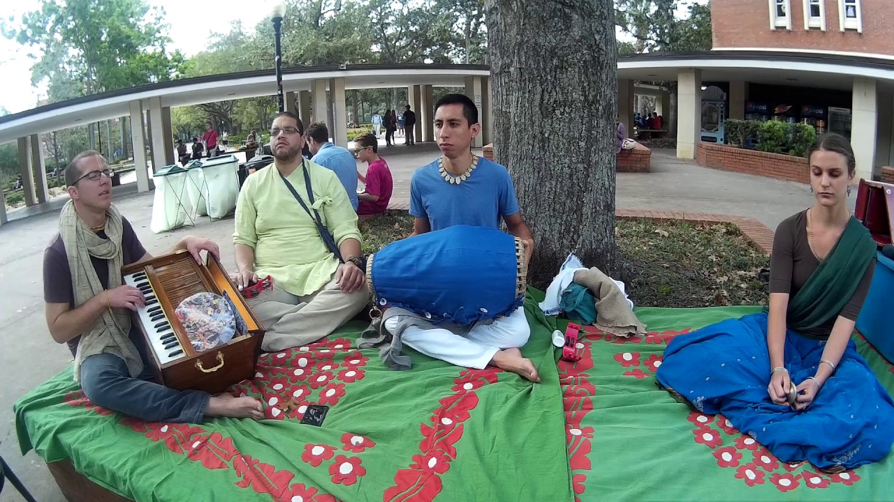 Ananda-Murari Prabhu Chants Hare Krishna at Krishna Lunch - YouTube