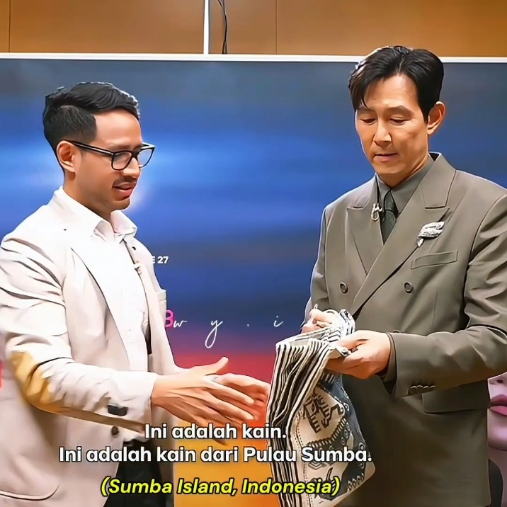 Lee Jung-Jae pakai sarung dari pulau Sumba Indonesia #squidgame #squidgame3 #leejungjae #shorts ...