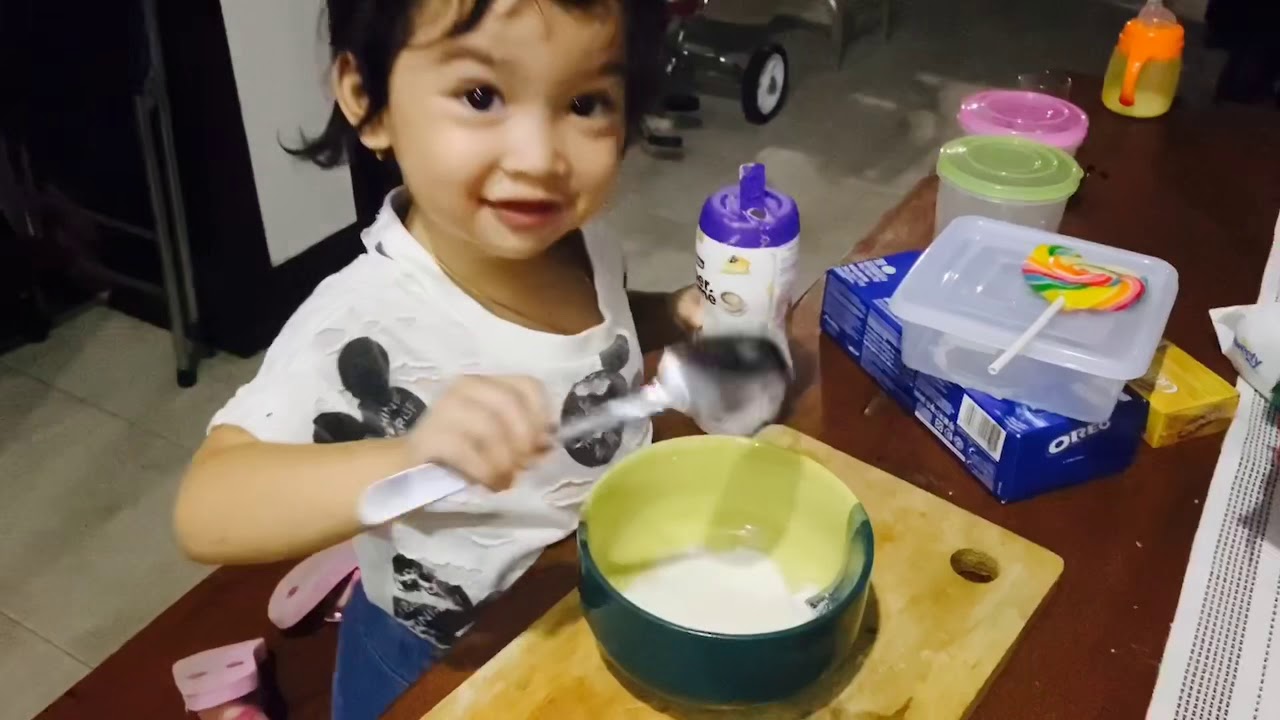 Bayi 2 tahun bisa masak kue !!!! - YouTube