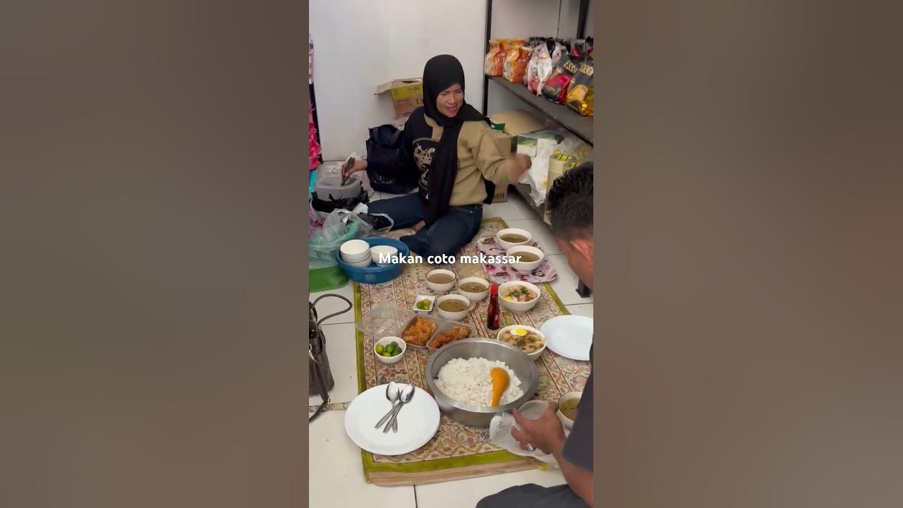 Makan bersama di toko Aljazirah 1 ,coto makassar buatan mak ewan - YouTube