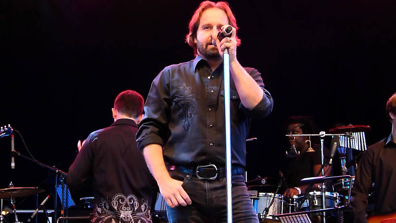 Alfie Boe "The first time ever I saw your face" (funny) @ Thetford 13. ...