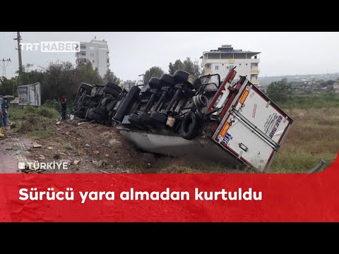 Elektrik direğine çarpıp devrilen tırın kaza anı kamerada