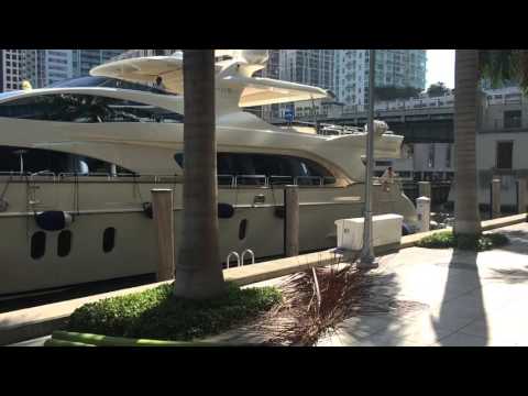 Manobrando um Mega Iate.