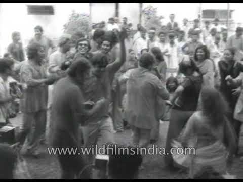 First family of Bollywood, Raj Kapoor celebrates Holi with his friends and family