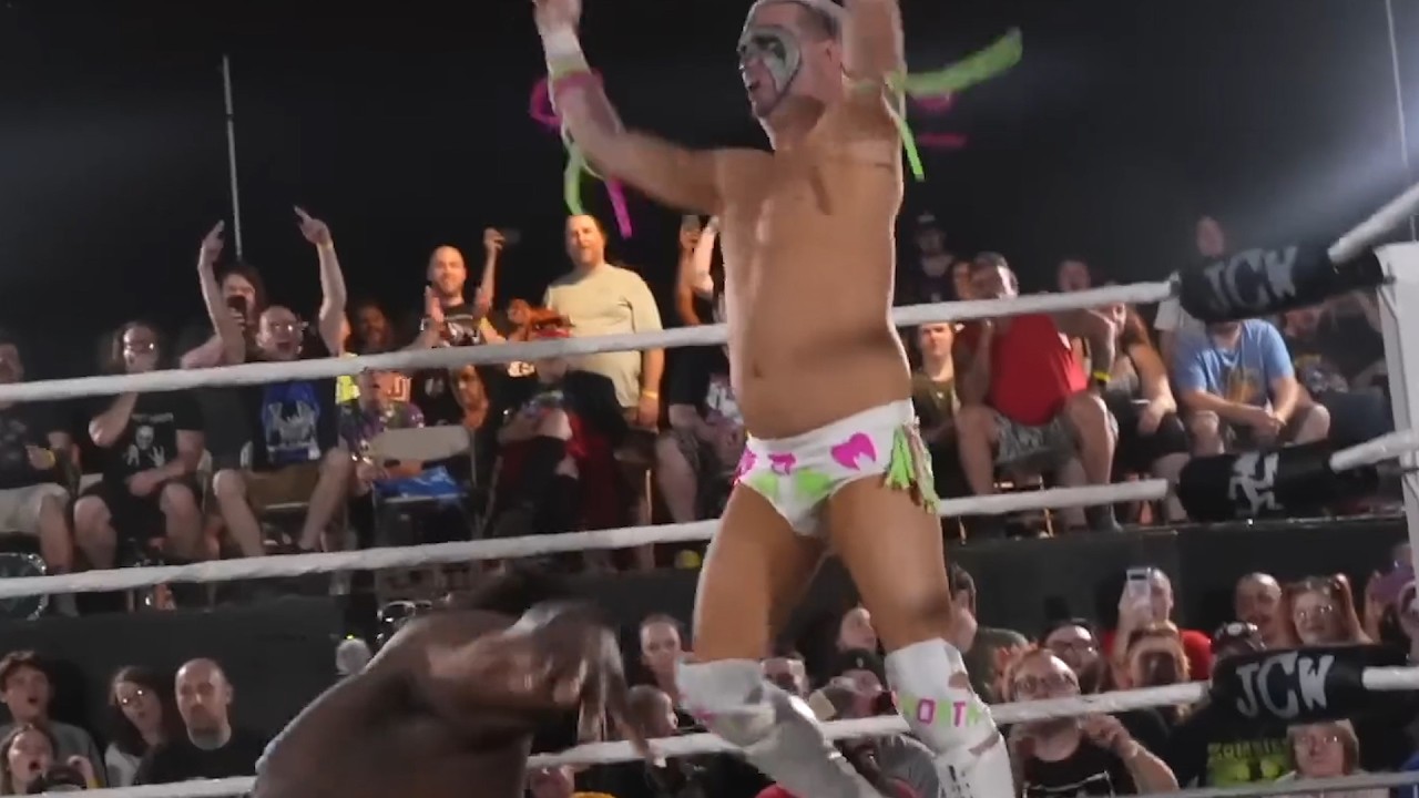 James Ellsworth's ULTIMATE WARRIOR Parody Match! - YouTube