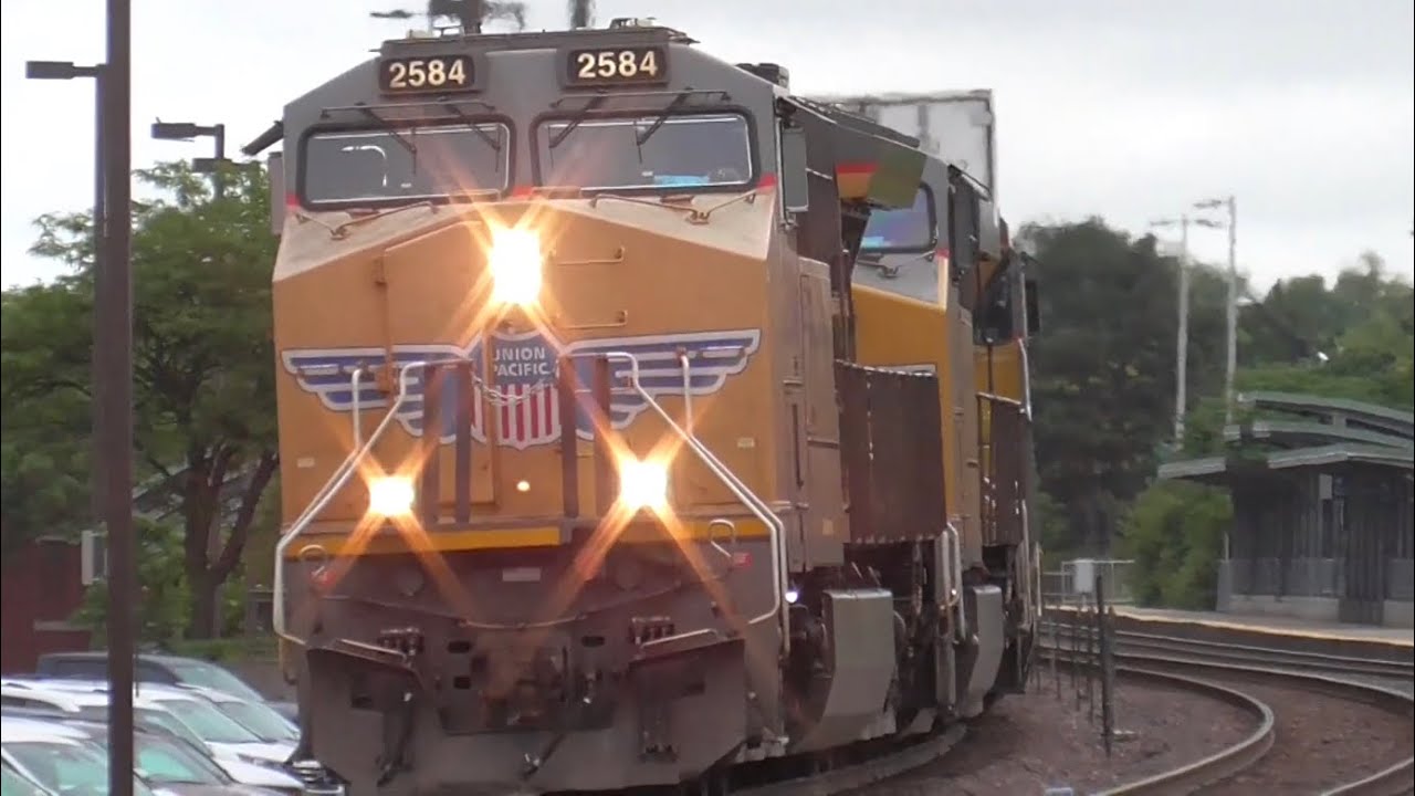 UP 2584 Leads ZG2LC through Lombard, IL - YouTube