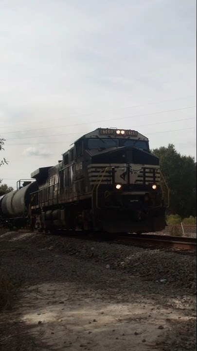 NS #4146 leads a happy EB UP manifest out of Lake Charles, Louisiana!!! - YouTube