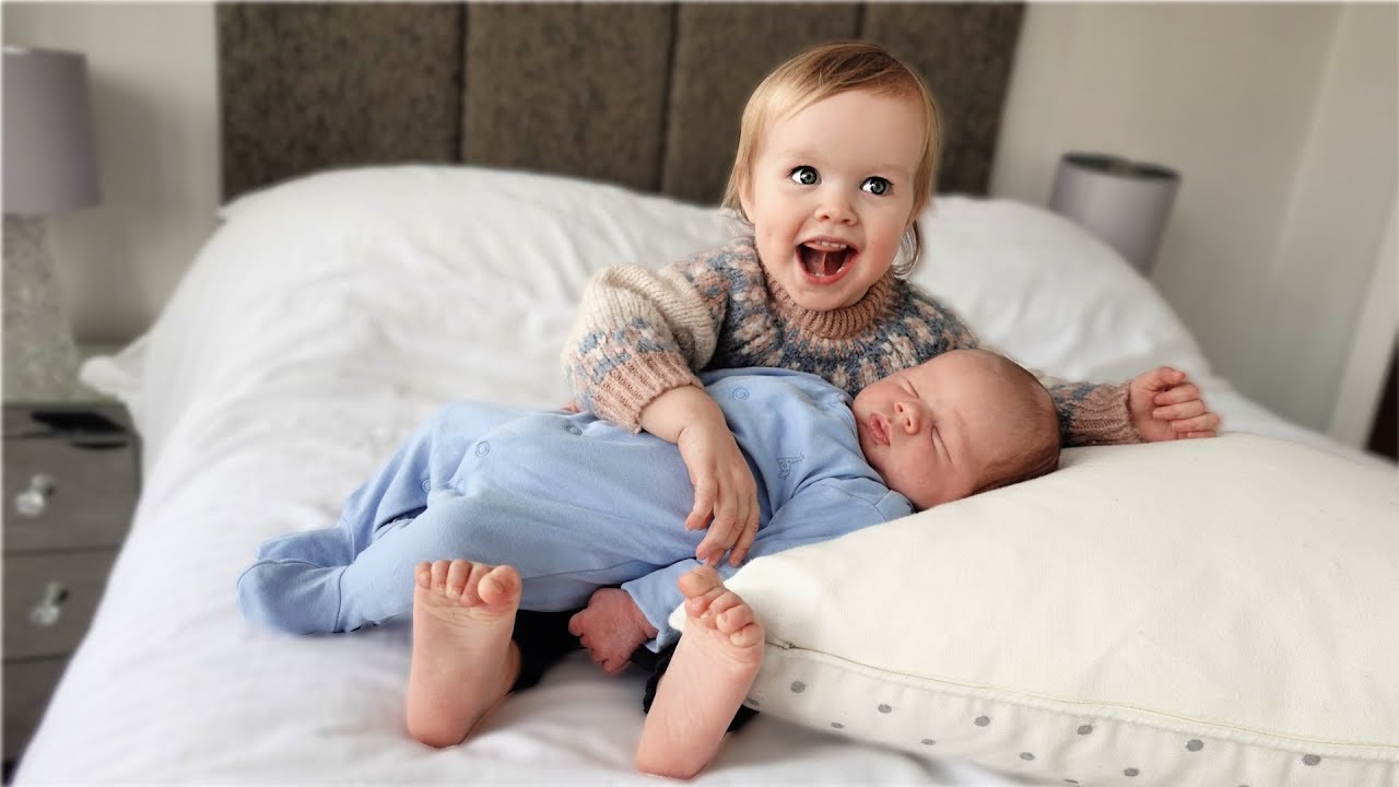 OUR BABY MEETS OUR NEW BABY! | Family Fizz - YouTube