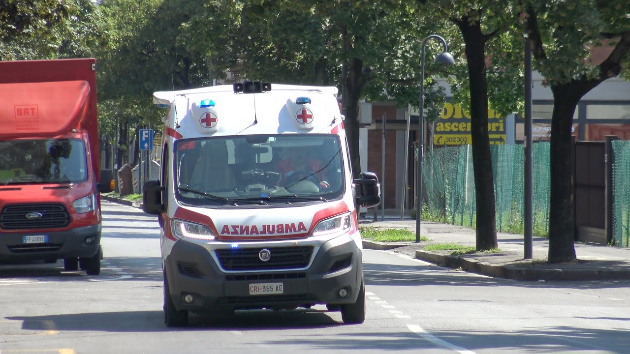 Ambulanza Croce Rossa Italiana Brescia in sirena - YouTube