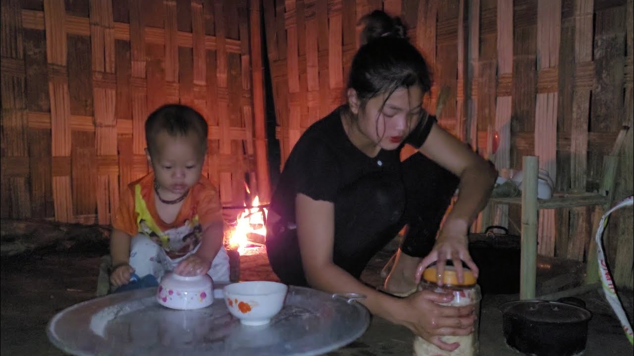 Harvesting rice to exchange for rice is an arduous life for mother and ...