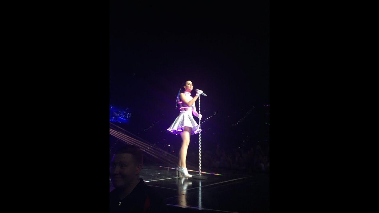 Katy Perry drops microphone (Love Me) - Live at Brisbane Entertainment ...