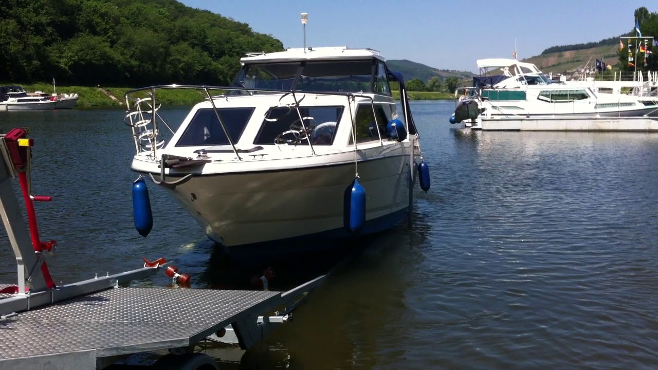 Boot_slippen_bayliner_2452 - YouTube