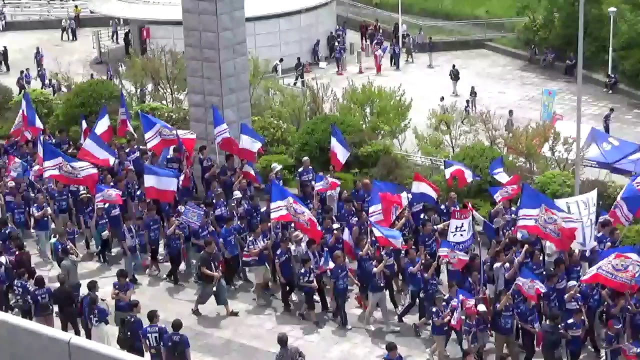横浜F・マリノス 試合前行進チャント『la familia de tricolor』｜J1第12節2019 - YouTube