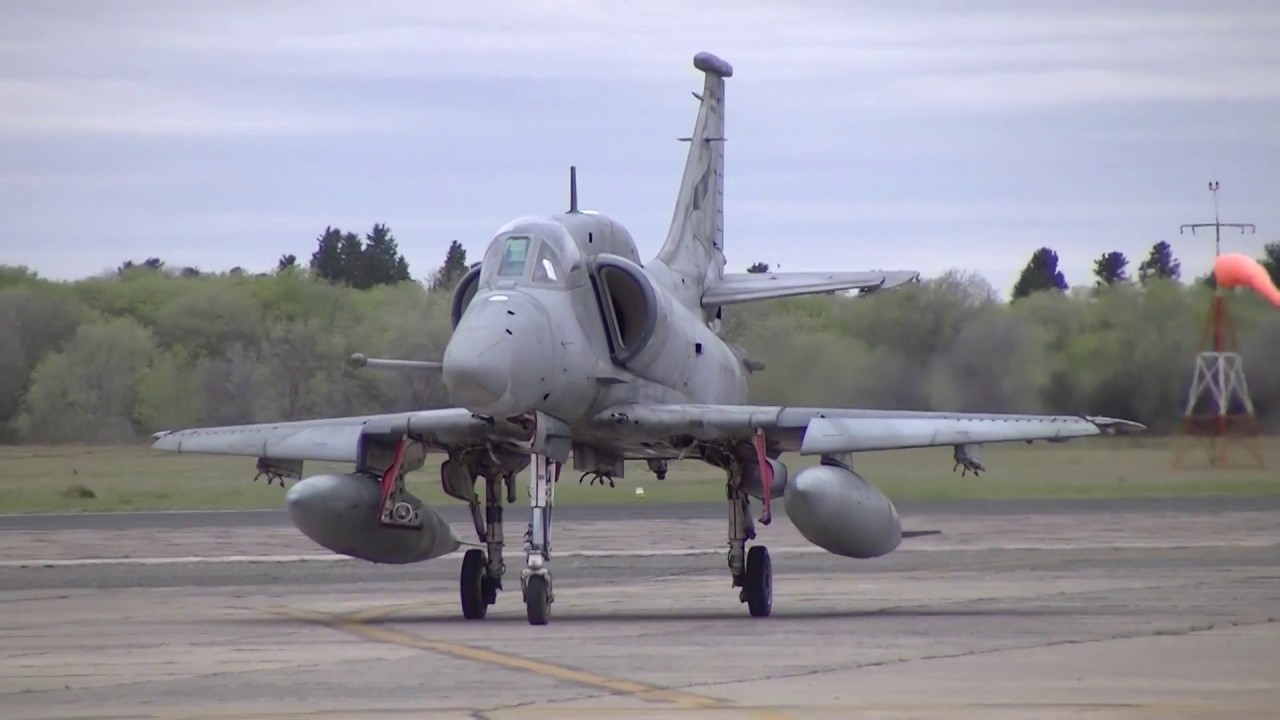 Mcdonnell Douglas A-4AR Fighting Hawk en la V Brigada Aérea 02-09-2017 ...