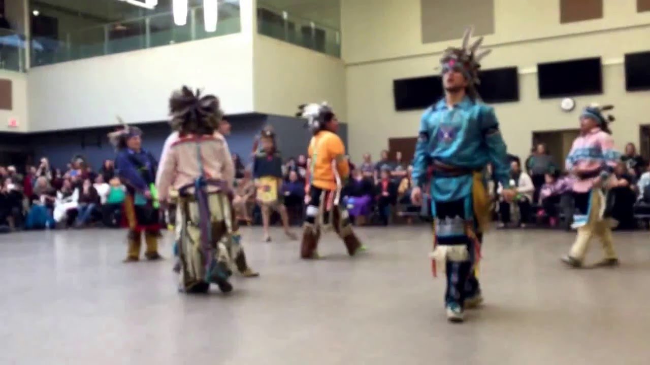 Men's Smoke Dance! @uwo #iaw - YouTube