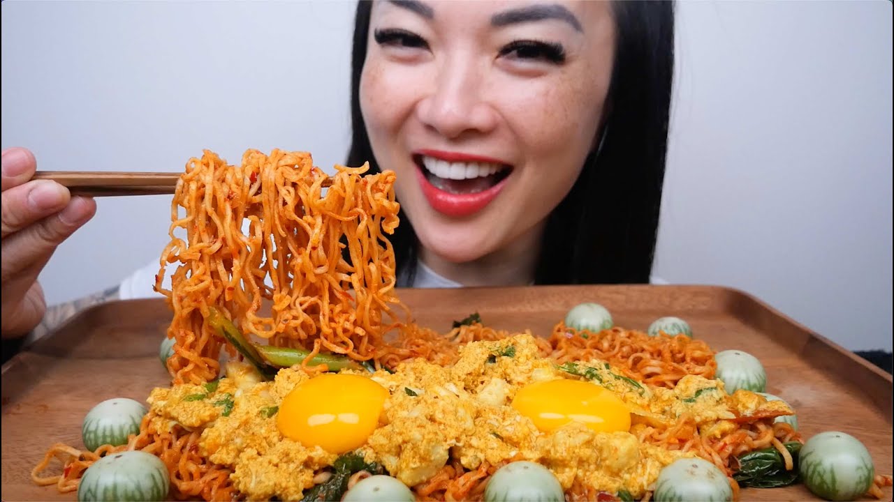 SPICY TOM YUM NOODLES + STIR FRY CRAB (ASMR EATING SOUNDS) NO TALKING ...
