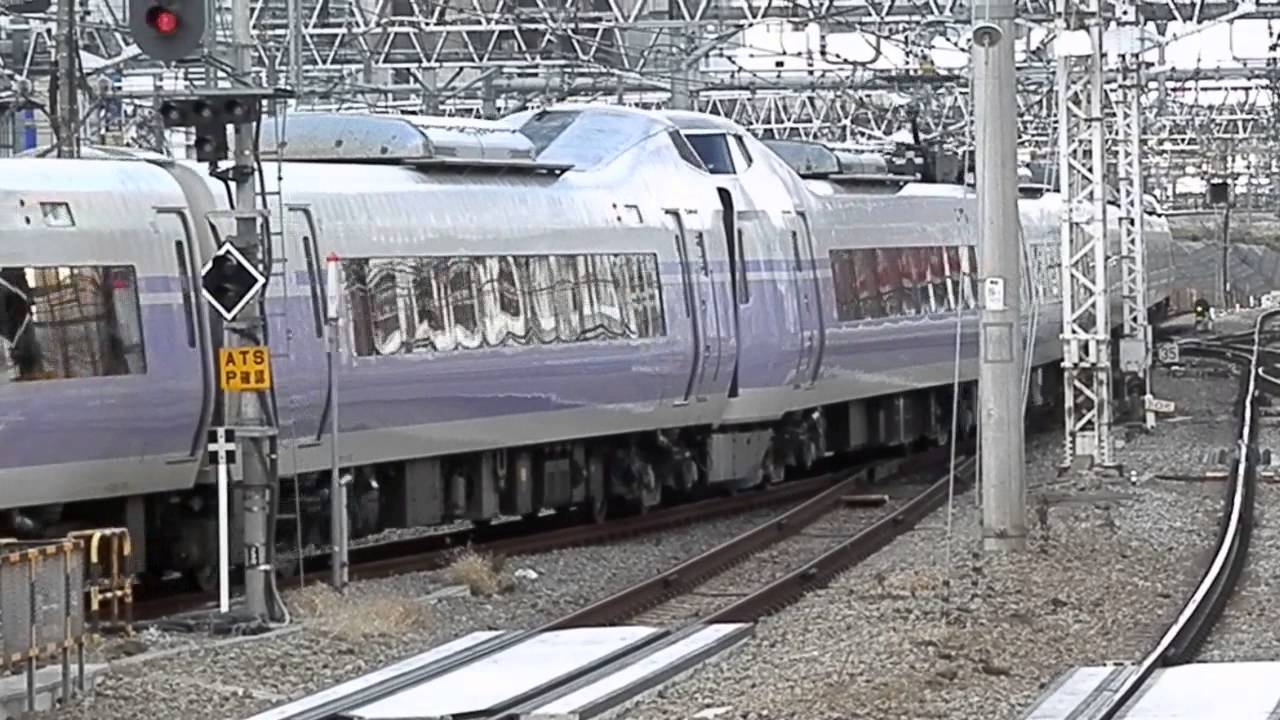 E351系 スーパーあすさ 8+4両編成 新宿駅発車・E233系0番台 10両固定編成 新宿駅到着 - YouTube