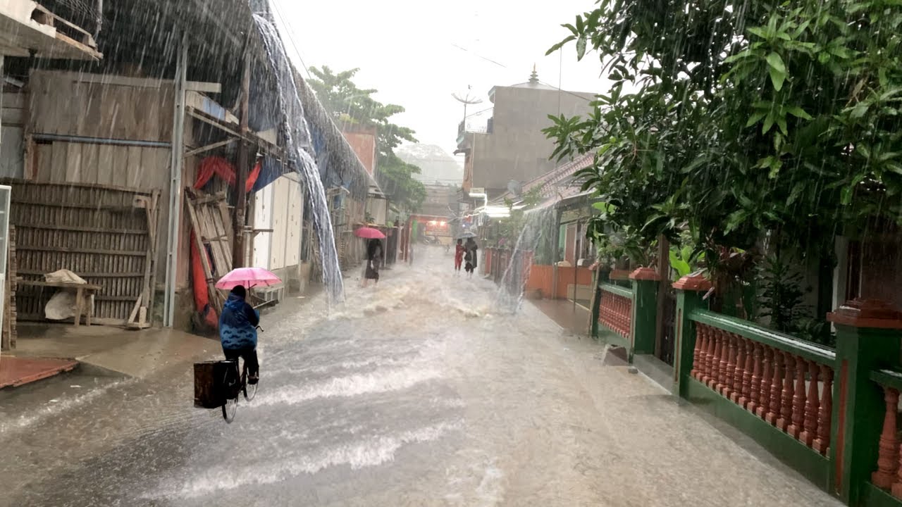 Walking in the rain of Great Thunder in the village of Hening ||very refreshing and soothing ...
