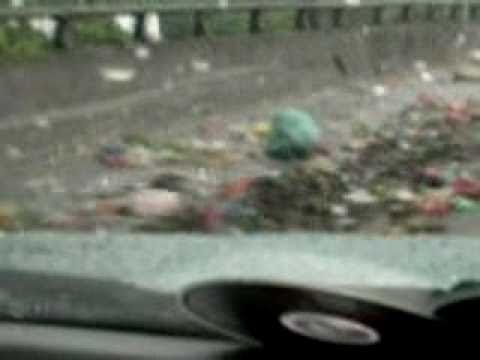 Trash Truck Spills Garbage through the freeway. - YouTube