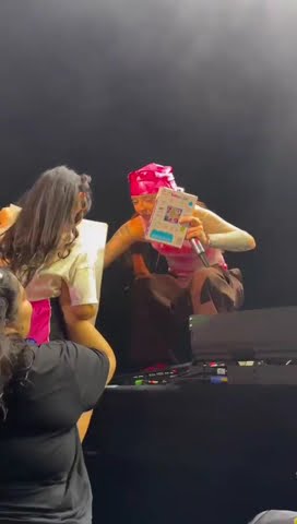 ella tan tierna con su fans 😍😍😍 - YouTube