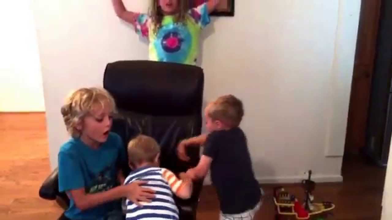 Kids singing Rachel platten fight song - YouTube