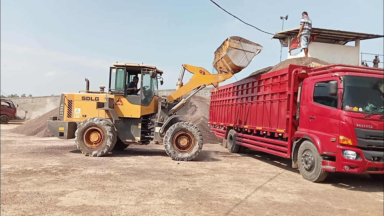 truk muatan berat truk tronton dumptruk truk fuso wheel loader - YouTube