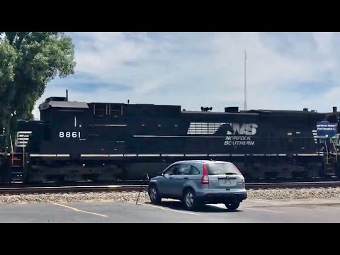 INCREDIBLE CONSIST WITH NS C40-9 8861 STANDARD CAB WITH BNSF AND UP AT MARION OHIO! - YouTube